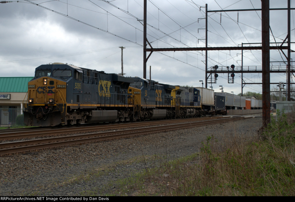 CSX ES40DC 5295 leads Q032-18